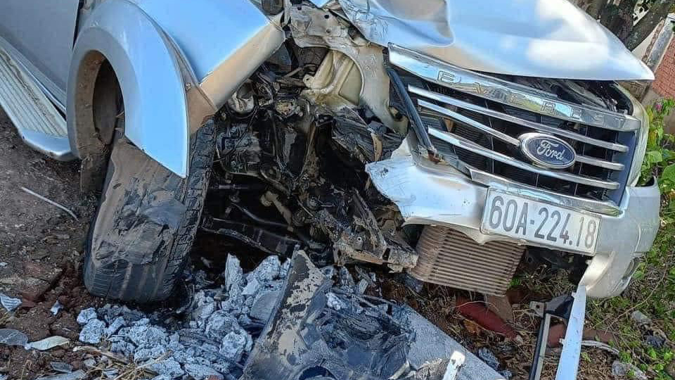 Ảnh TNGT: Ford Everest 60A 22418 đâm gục cột điện